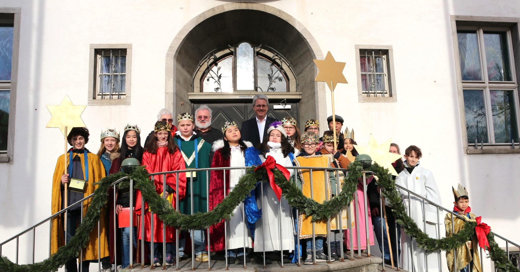 Sternsinger bringen Segensspruch am Rüsselsheimer Rathaus an | Stadt ...