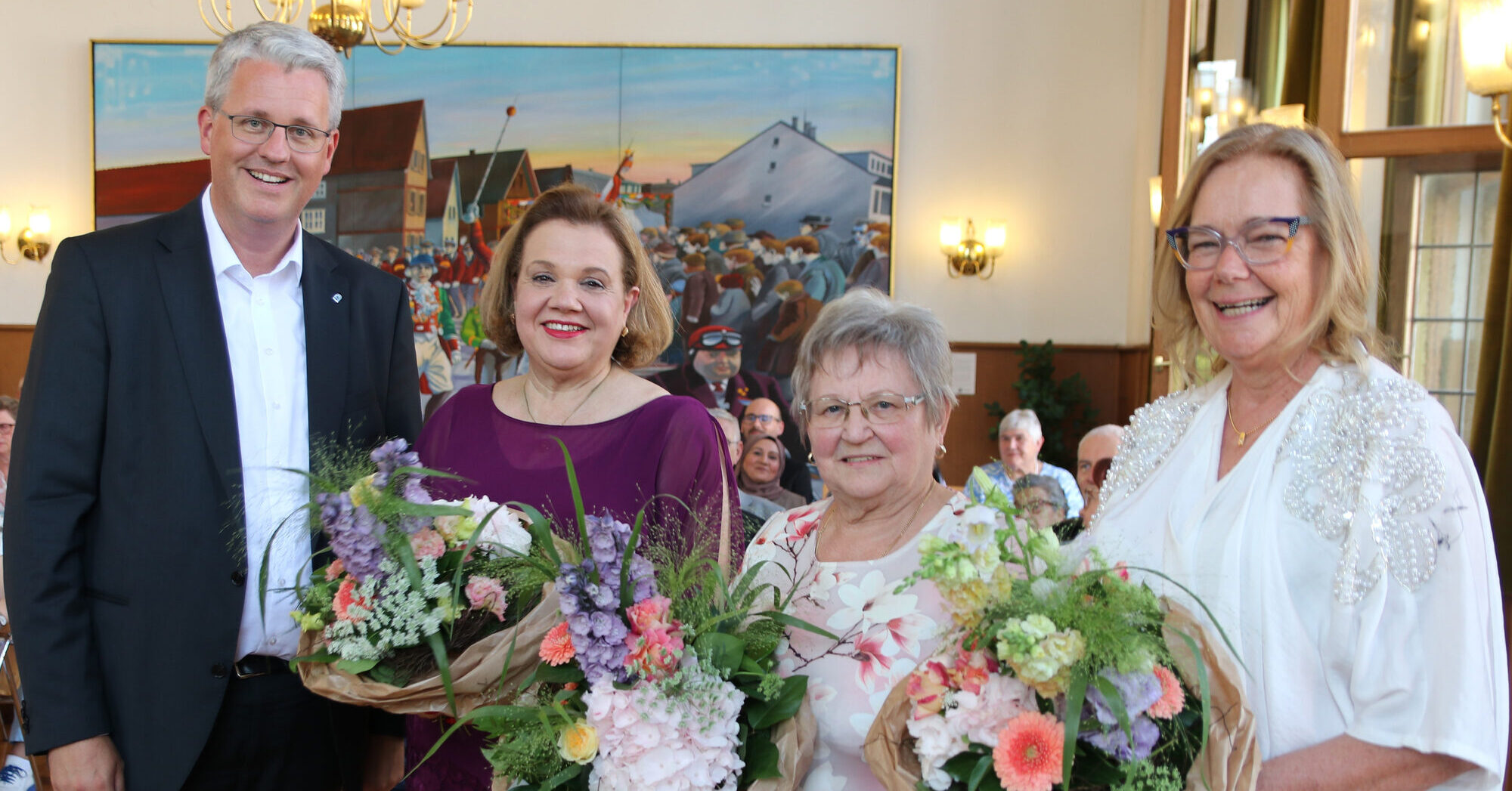 Ehrenbriefe des Landes Hessen für Janina Ben Fadhel, Petra Deichmann ...