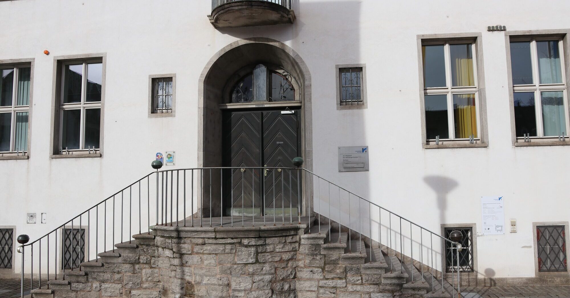Durch den Haupteingang ins Rathaus | Stadt Rüsselsheim